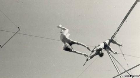 Mike Wright: Ageless trapeze artist still flying high - BBC News