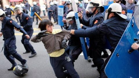 Clashes as anti-nuclear protests hit Taiwan - BBC News