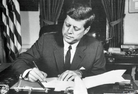 The six key moments of the Cold War relived - BBC News