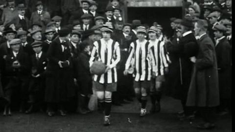 Manchester Corinthians: Pioneering women's football club honoured - BBC ...