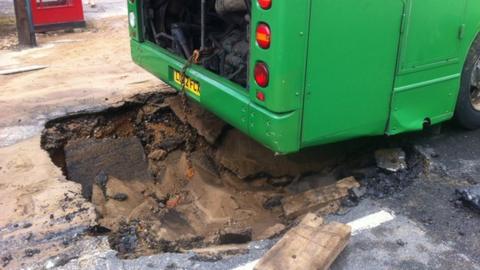 Double-decker bus stuck in hole in Holbrook - BBC News