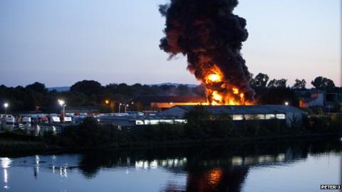 Renfrew tyre fire: Massive blaze 'started deliberately' - BBC News
