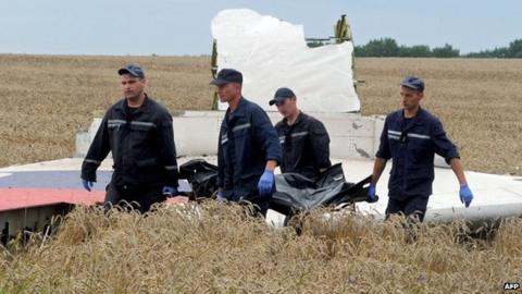MH17 crash: Ukraine accuses rebels of destroying evidence - BBC News
