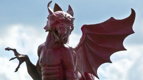 New chair marks Welsh WW1 poet Hedd Wyn's centenary - BBC News