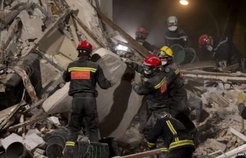 Paris flats explosion leaves seven dead - BBC News