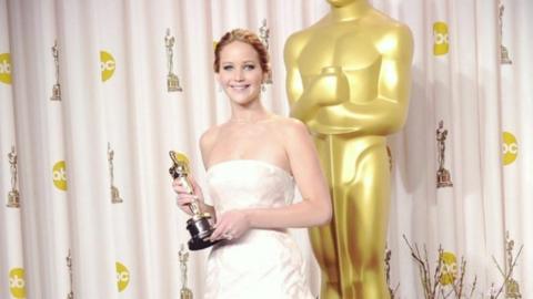 FBI investigates 'Cloud' celebrity picture leaks - BBC News