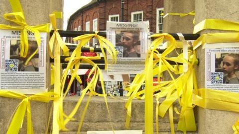 The history of the yellow ribbon - BBC News