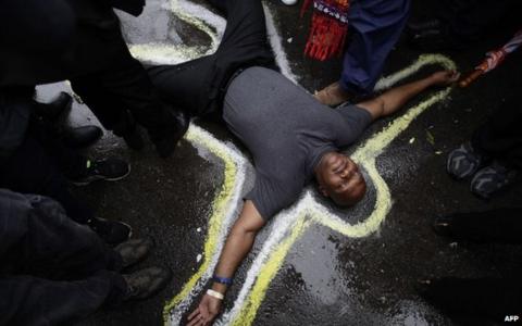 Dozens arrested in Ferguson protests - BBC News