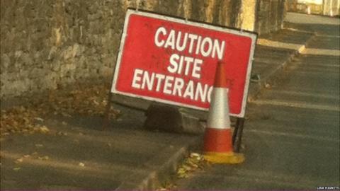 'Rihgt' road signs: Your pictures of badly spelt road signs - BBC News