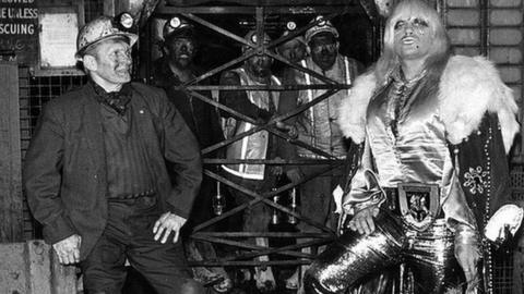 Wrestling: Adrian Street, flamboyant legend, dies aged 82 - BBC News