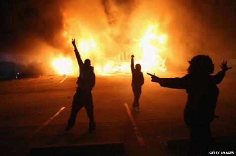 Ferguson riots: Ruling sparks night of violence - BBC News