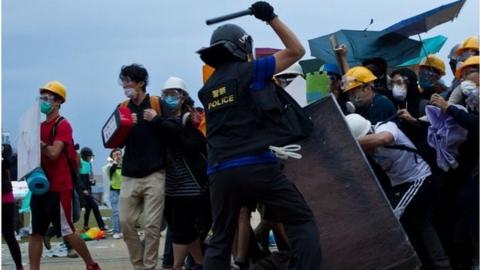 Hong Kong police clear pro-democracy protesters - BBC News