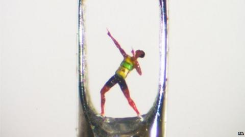 Willard Wigan's microscopic artworks exhibited in Birmingham - BBC News