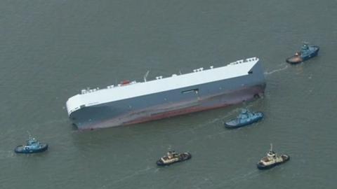 Cargo ship: Tug crashes into stricken Hoegh Osaka - BBC News