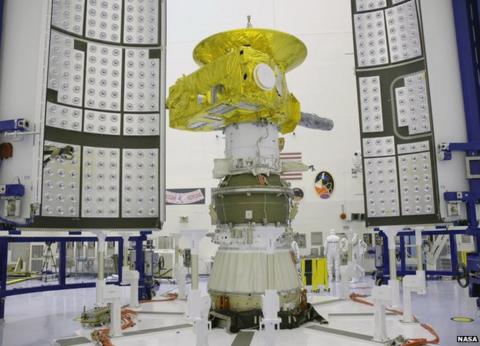 'Planet' Pluto comes into view - BBC News