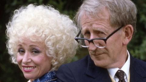 Lance Percival, star of That Was The Week That Was, dies aged 81 - BBC News