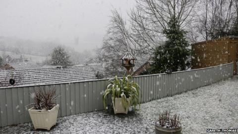 Roads warning as snowfall spreads to Rhondda Cynon Taff - BBC News