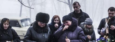 Ukraine crisis: Army retreats at Donetsk airport - BBC News