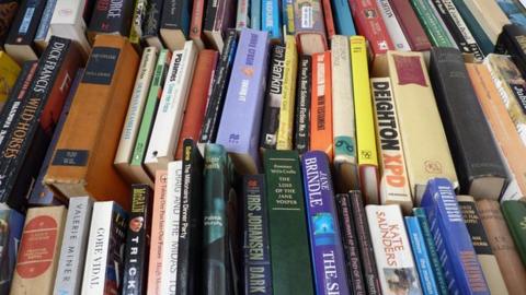 The (surprising) things you're allowed in your prison cell - BBC News