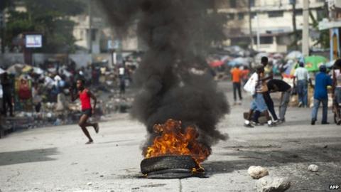 Haiti: Clashes in protest over the high cost of fuel - BBC News