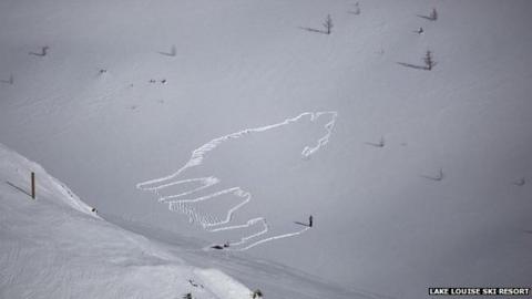 Simon Beck: Creating art with a compass and snowshoes - BBC News