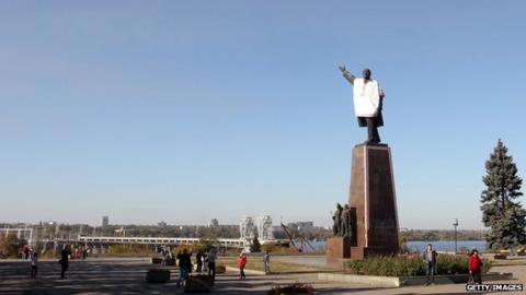 Goodbye, Lenin: Ukraine moves to ban communist symbols - BBC News