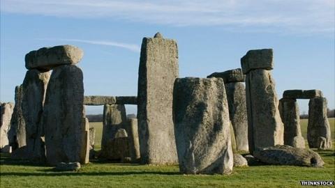 Stonehenge's tallest stone 'points at winter sunrise' - BBC News