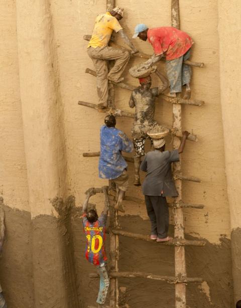 The race to cover a Mali mosque in mud - BBC News