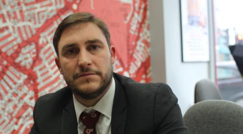 When 100 people lift a bus - BBC News