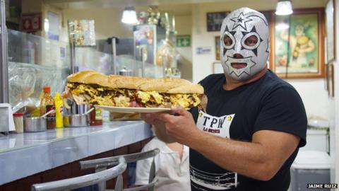 Mexican wrestling grapples to secure a bright future - BBC News