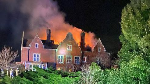 Hunton: Fire devastates historic Grade II listed house - BBC News