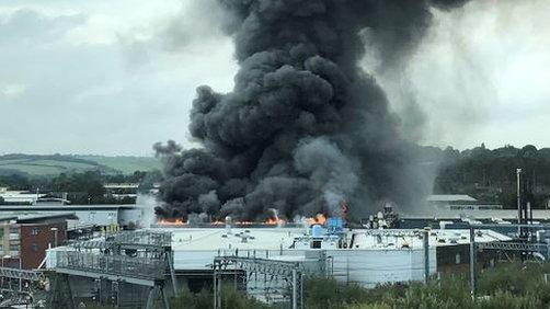 Leeds fire: Blaze sends black smoke over city - BBC News