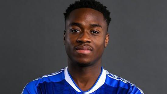 Owen Oseni: St Mirren sign Gateshead striker - BBC Sport