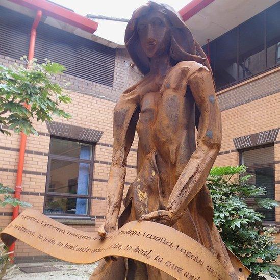 Morriston Hospital sculpture marks 70 years of NHS - BBC News
