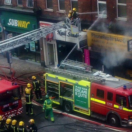 Finchley Road fire: Firefighters rescue 25 - BBC News