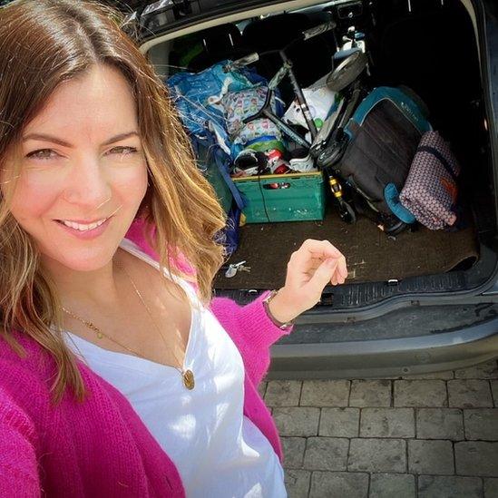 Ydyn ni yna eto? Pump tip i oroesi taith hanner tymor - BBC Cymru Fyw