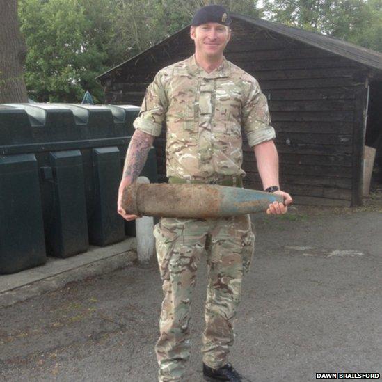 Artillery shell hit by weeding Essex pub landlord - BBC News