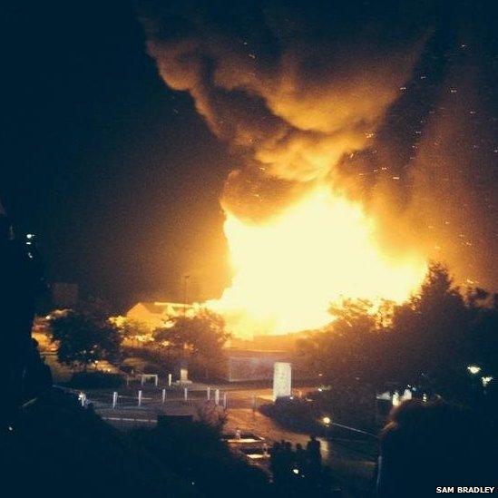 University of Nottingham labs destroyed in fire - BBC News
