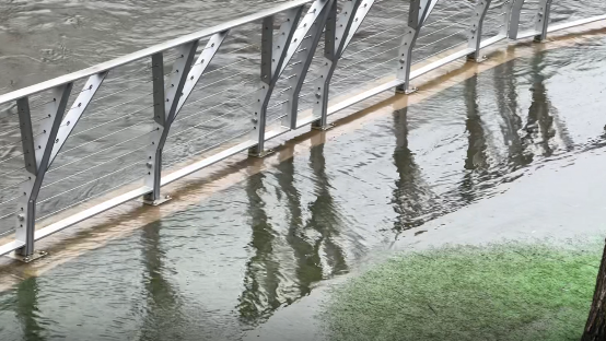 Flood warnings in Berkshire and Oxfordshire continue - BBC News