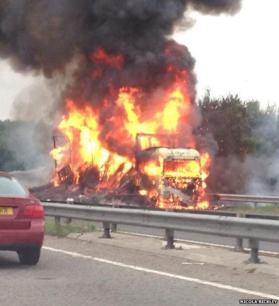 M1 motorway closed near East Midlands Airport after lorry fire - BBC News