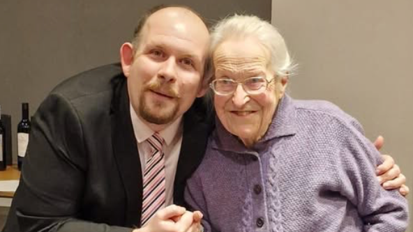 Exeter Scrabble queen wins national title at 92 - BBC News