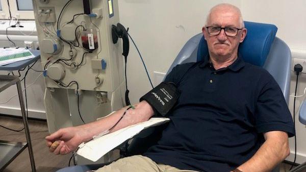 NHS transplant worker gets sight after cornea donations - BBC News