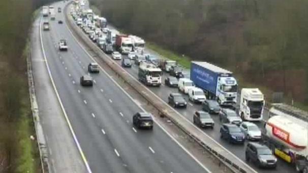 Woman dies at scene of M11 crash near Harlow - BBC News