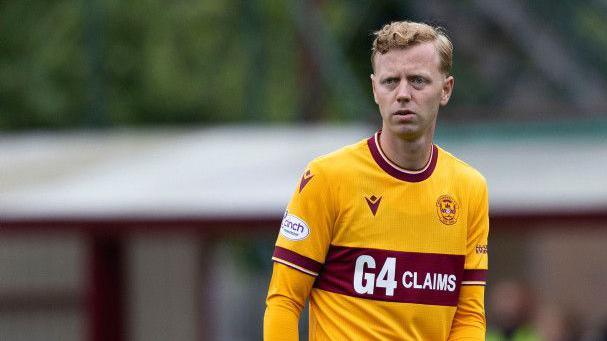 McGinley leaves Well to join Thistle on loan - BBC Sport
