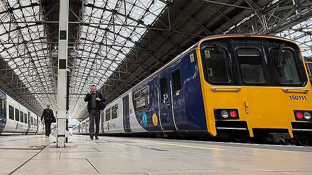 Manchester Piccadilly reopens after £7.9m rail upgrade - BBC News