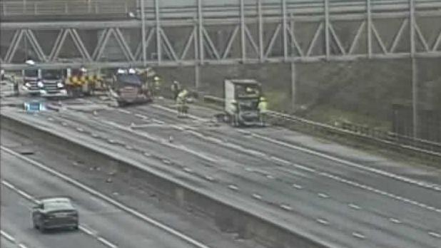 M25 in Hertfordshire shut anti-clockwise following van fire - BBC News