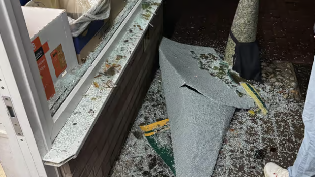 Community rallies after Lewes shop has windows smashed - BBC News