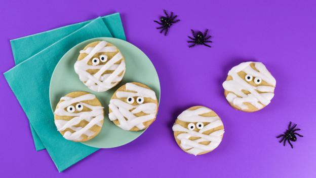 Hey Duggee easy cookie recipe for spooky mummy Halloween snacks - CBeebies