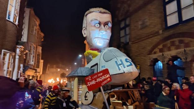 Lewes Bonfire Night: Rishi Sunak unveiled as effigy - BBC News
