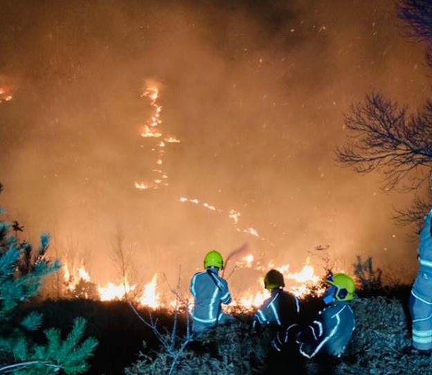 Large heath fire breaks out near Church Crookham - BBC News